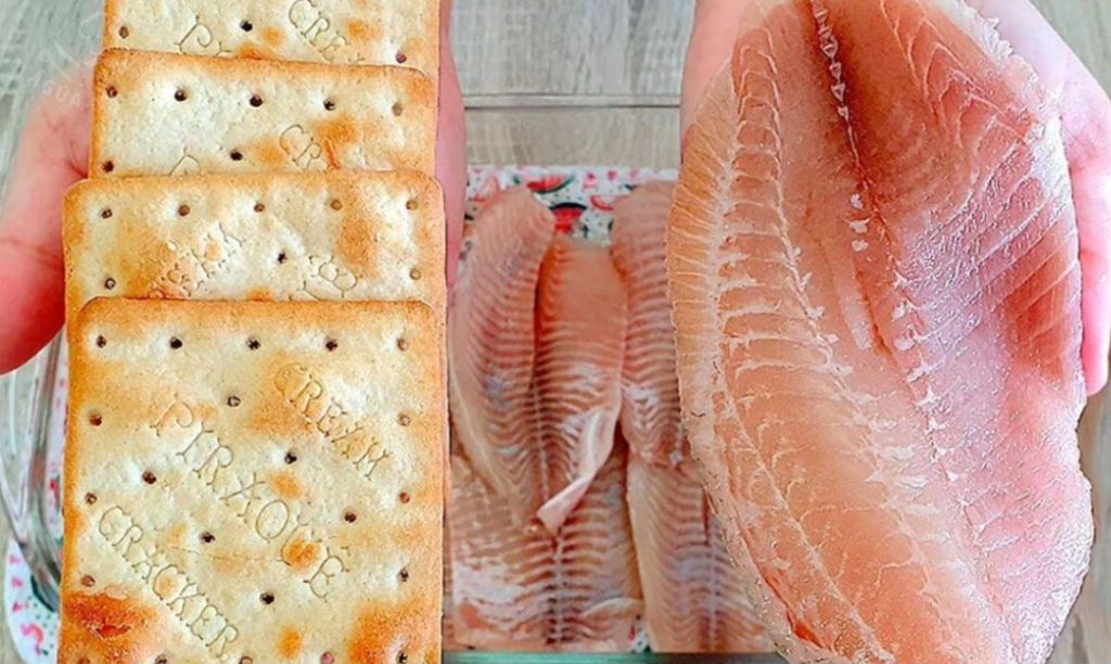 Peixe com biscoito cream cracker que fica simplesmente delicioso